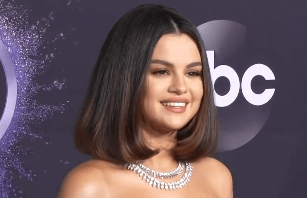 セレーナ・ゴメス、主演ドラマのSNS投稿でうっかりスト破り ─ 非難相次ぎ、15時間後に投稿削除 | THE RIVER