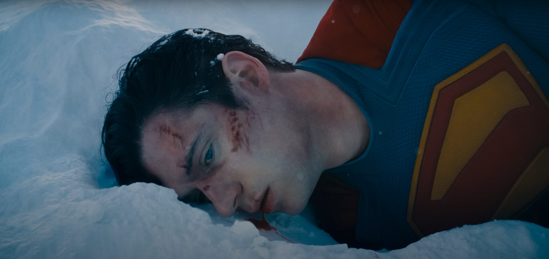 新『スーパーマン』予告編、なぜいきなりボロボロで登場するのか？ ─ ジェームズ・ガンがひたすら打ち出す「人の優しさ」 | THE RIVER