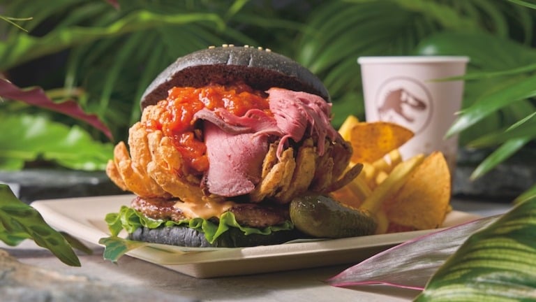 USJ『ジュラシック・ワールド・ジャーニー』開催 ─ 恐竜たちと出会えるスリルと興奮、新フードメニューも登場 | THE RIVER